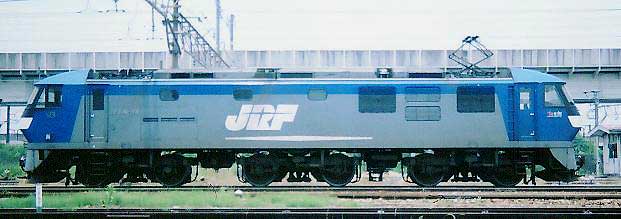 EF210-105. グリルのスリットはパネルいっぱいまで大きくなり、塗り分けも再び変更された。