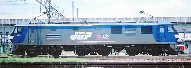 EF210-110. さらに109号機以降はシングルアームタイプのパンタグラフに変更された…